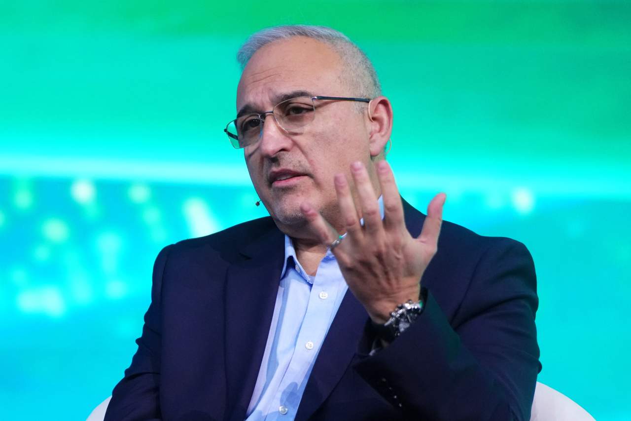 Hewlett Packard CEO Sees ‘More Work to Do’ as Earnings Surprise