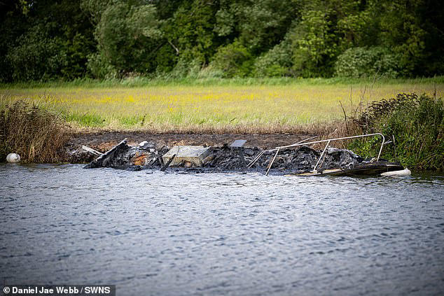 How heroes leapt into the River Thames after a boat exploded - and then ...