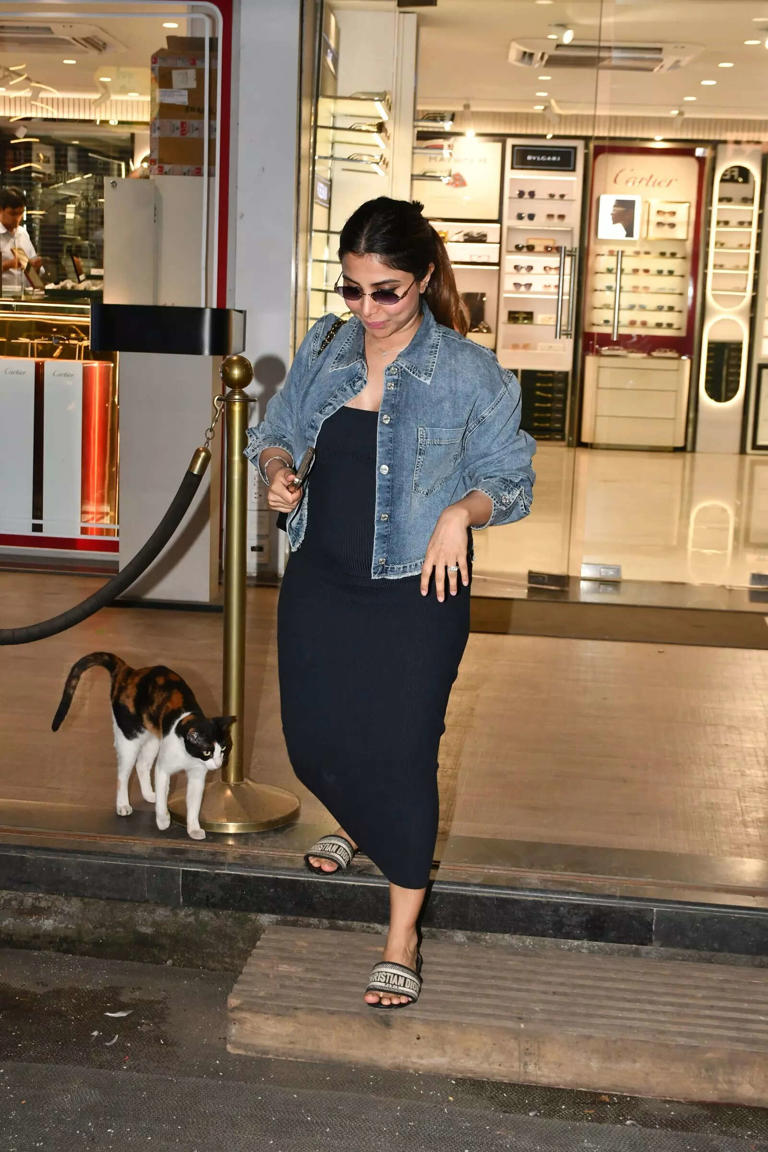 Arbaaz Khan's wife Sshura Khan spotted with visible baby bump as she ...