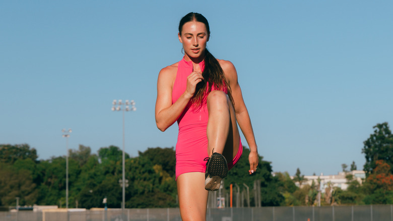 This Full-Body Knee Exercise Can Target Belly Fat Faster Than Crunches