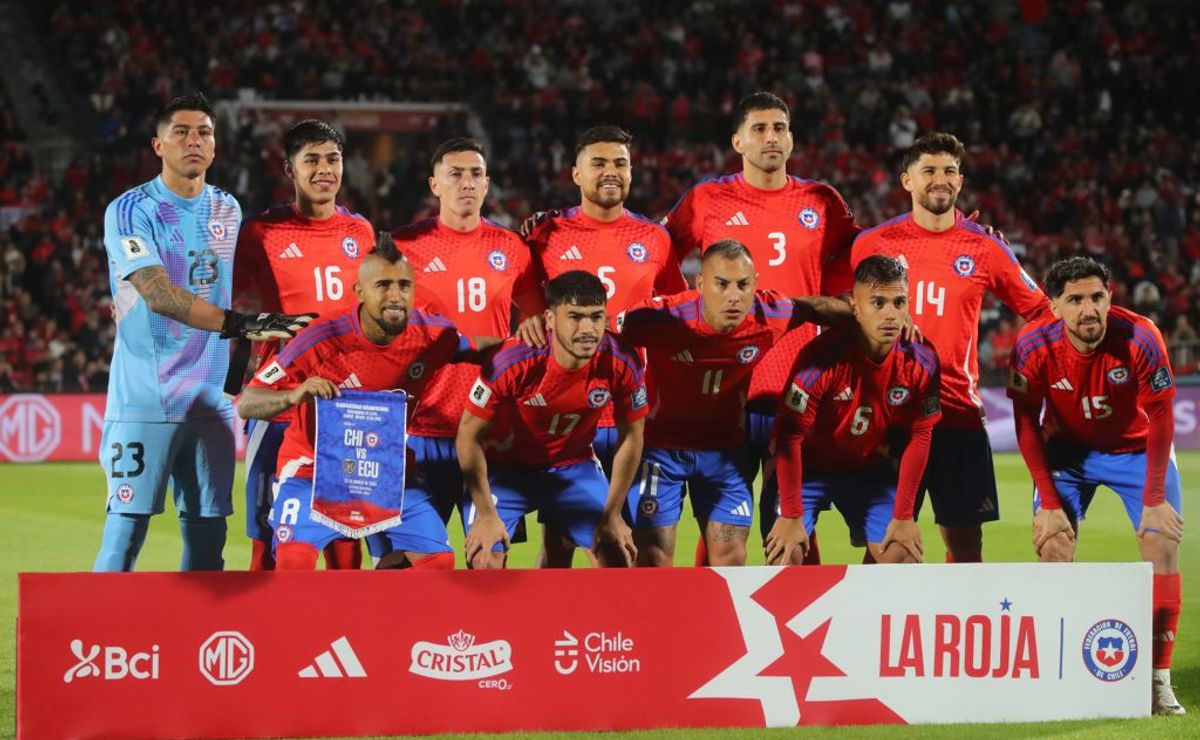 Formación de la selección chilena con delantera inédita ante Argentina ...