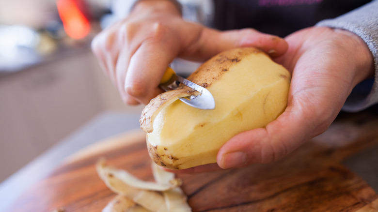 The Boiling Water Hack That Eliminates The Need For A Potato Peeler