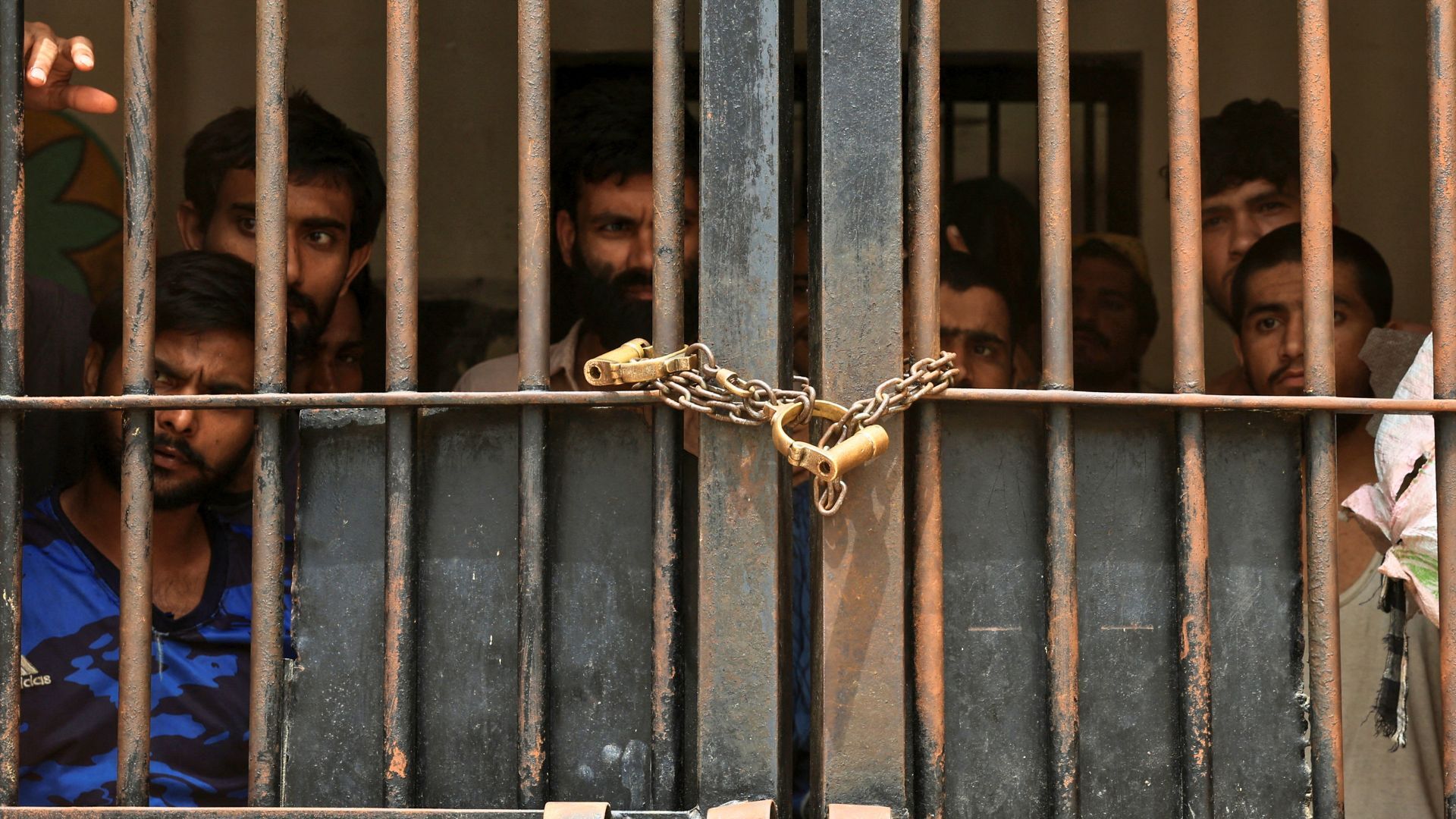 Earthquake sparks escape of 216 inmates from Pakistan prison