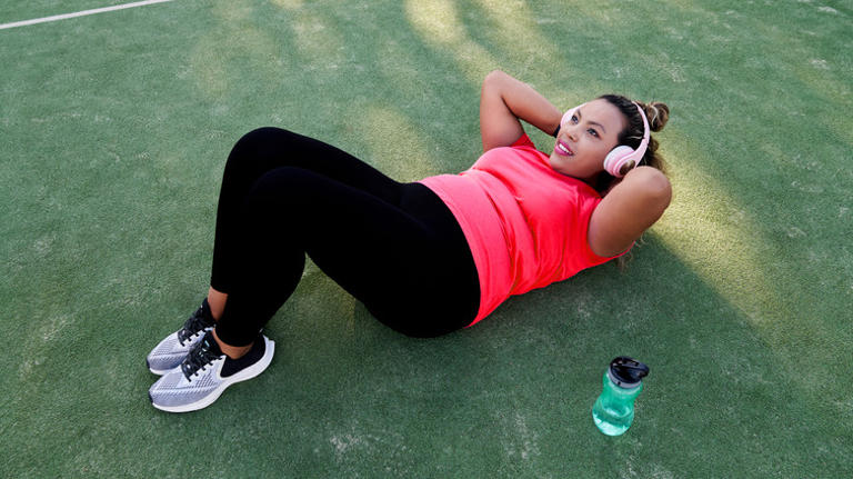 This Full-Body Knee Exercise Can Target Belly Fat Faster Than Crunches