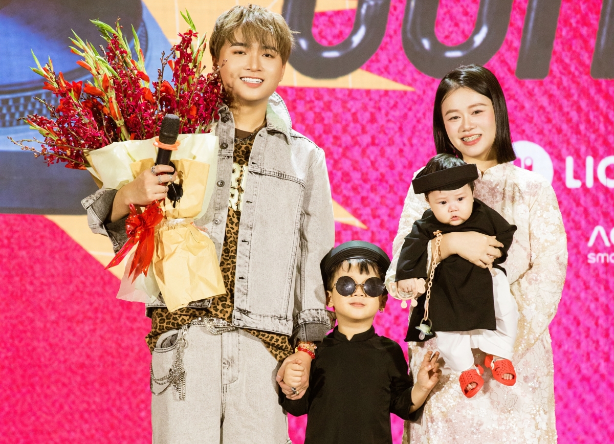 Vợ 'anh tài' HuyR: 'Kiếm được bao nhiêu tiền, chồng cho tôi hết'