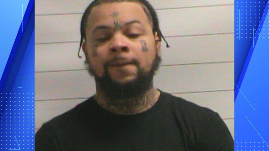 Bounty hunter who previously captured inmate urges him to surrender