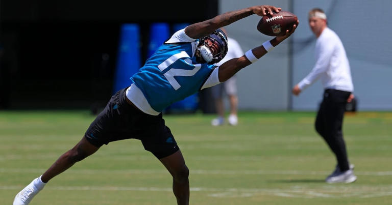 Travis Hunter makes highlight reel interception during Jaguars practice