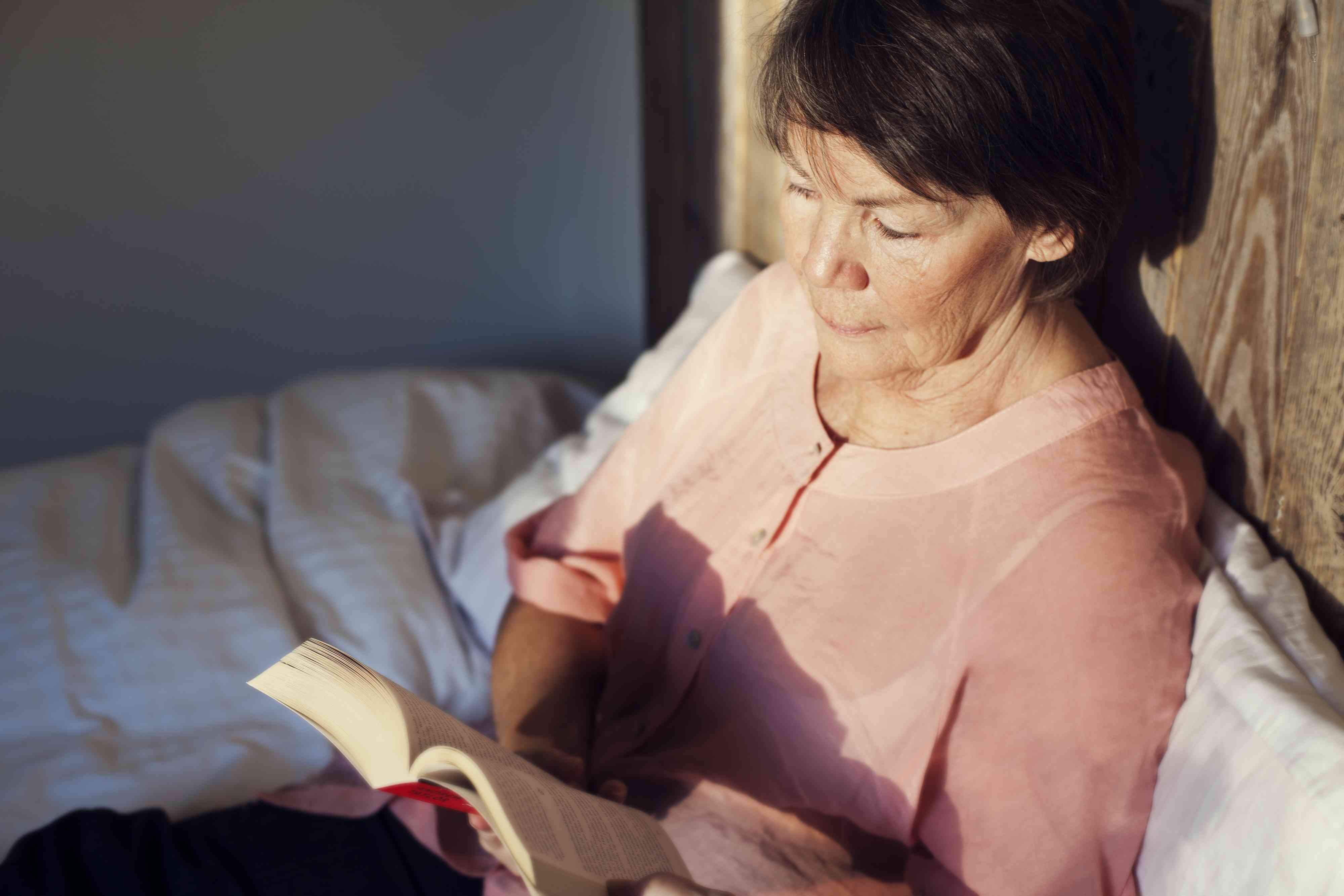 What Happens to Your Sleep When You Read Before Bed