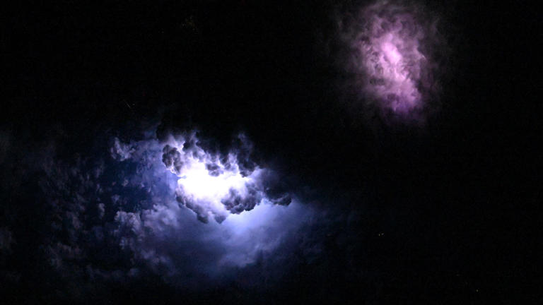 What does lightning look like from space? Astronauts on space station ...