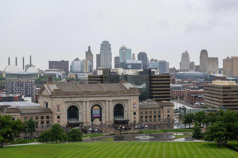 Heavy rain triggers flash flood, severe thunderstorm warning for Kansas ...
