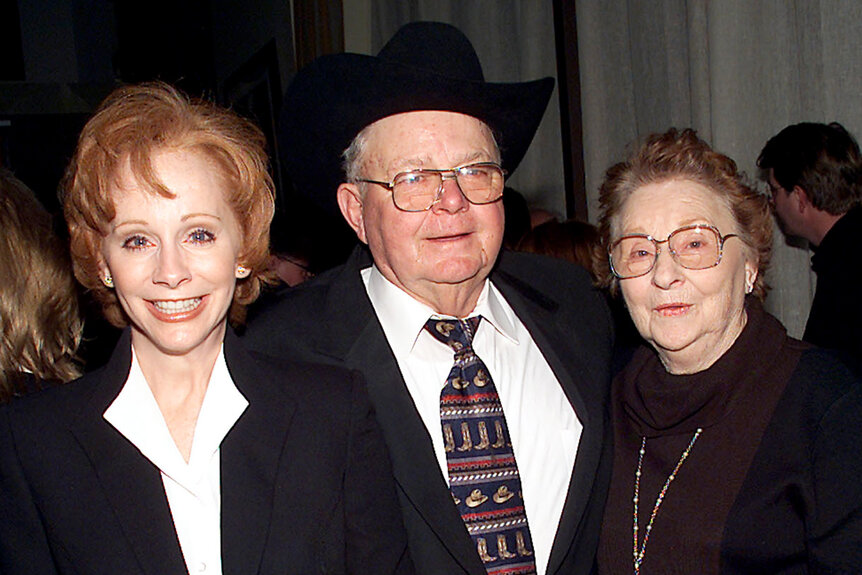 What Reba McEntire's Mom Told Her That Gave Her Confidence to Sing at 6 ...