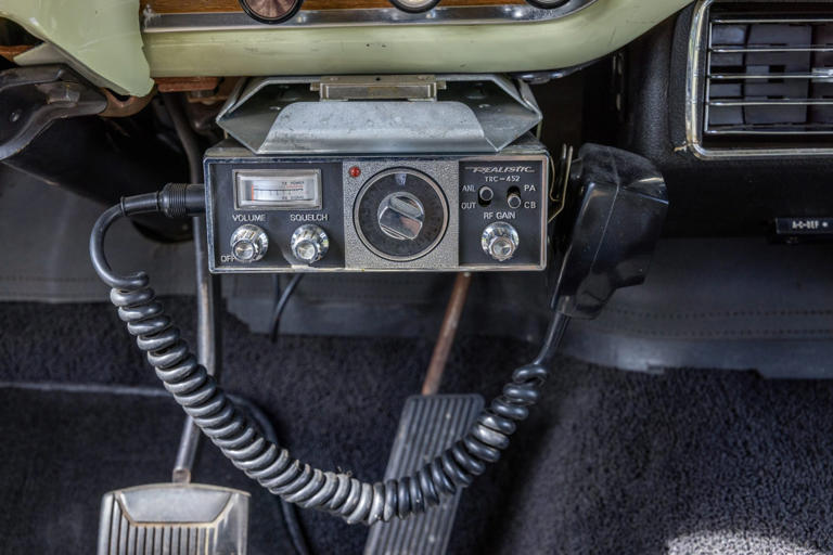 The CB Radio Revolutionized Communication Between Vehicles, Now It's ...