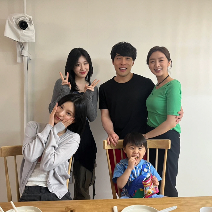 One-girl Hyerim ♥ Shin Min-cheol's family meets ITZY's Yeji X Chae ...