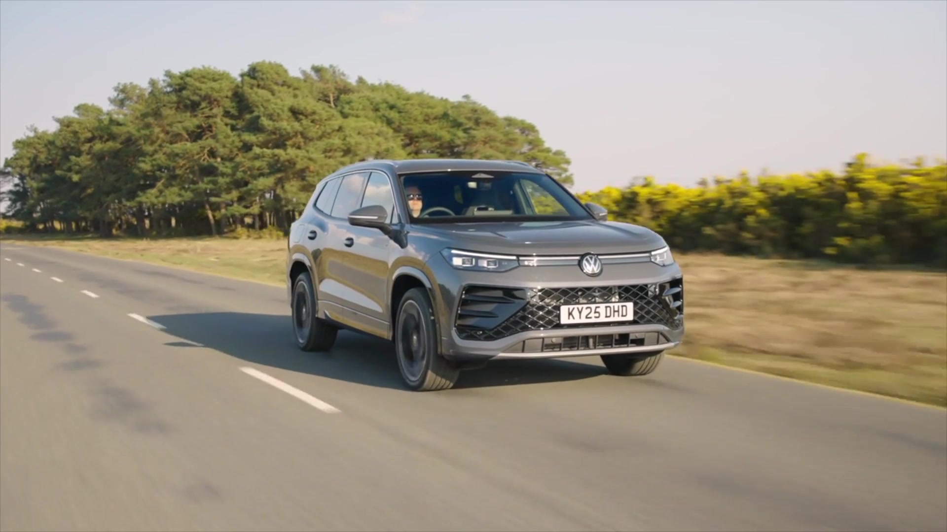 Volkswagen Tayron R-Line in Dolphin grey metallic Driving Video