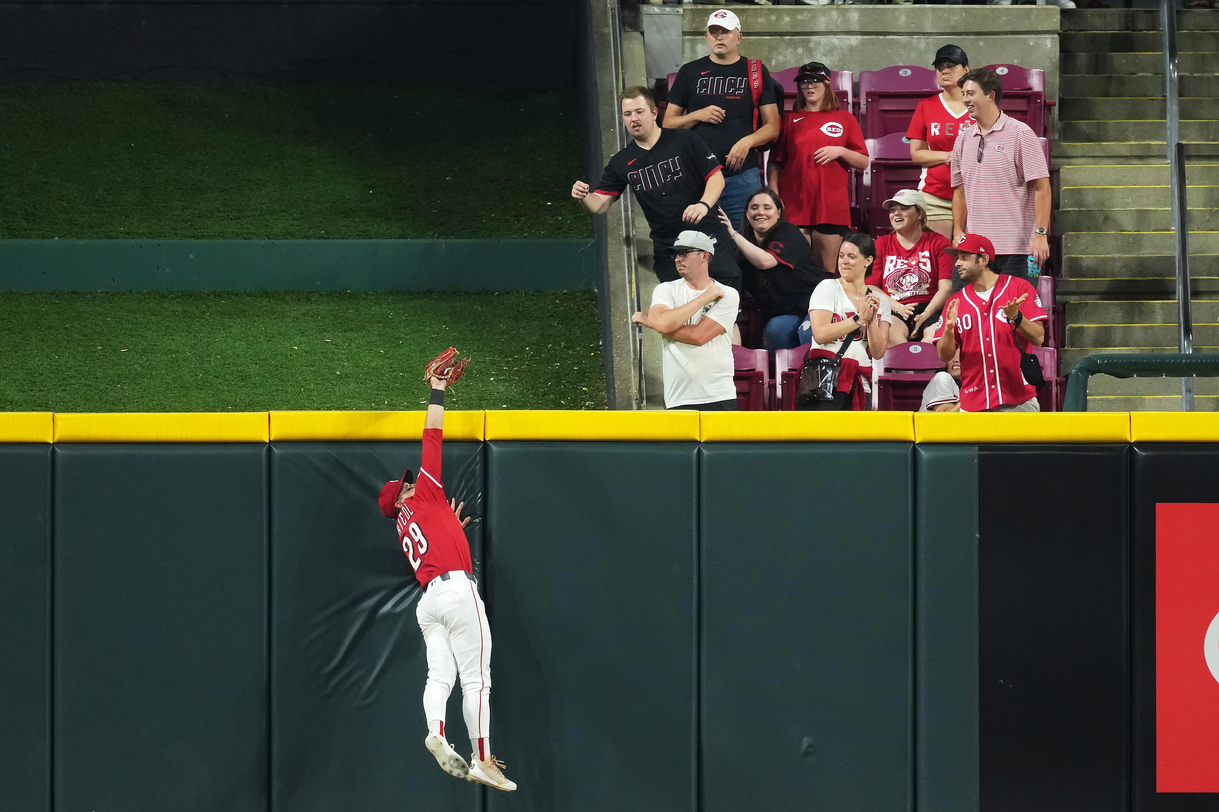Fans react after TJ Friedl robs Jake Bauers to end Brewers' winning streak