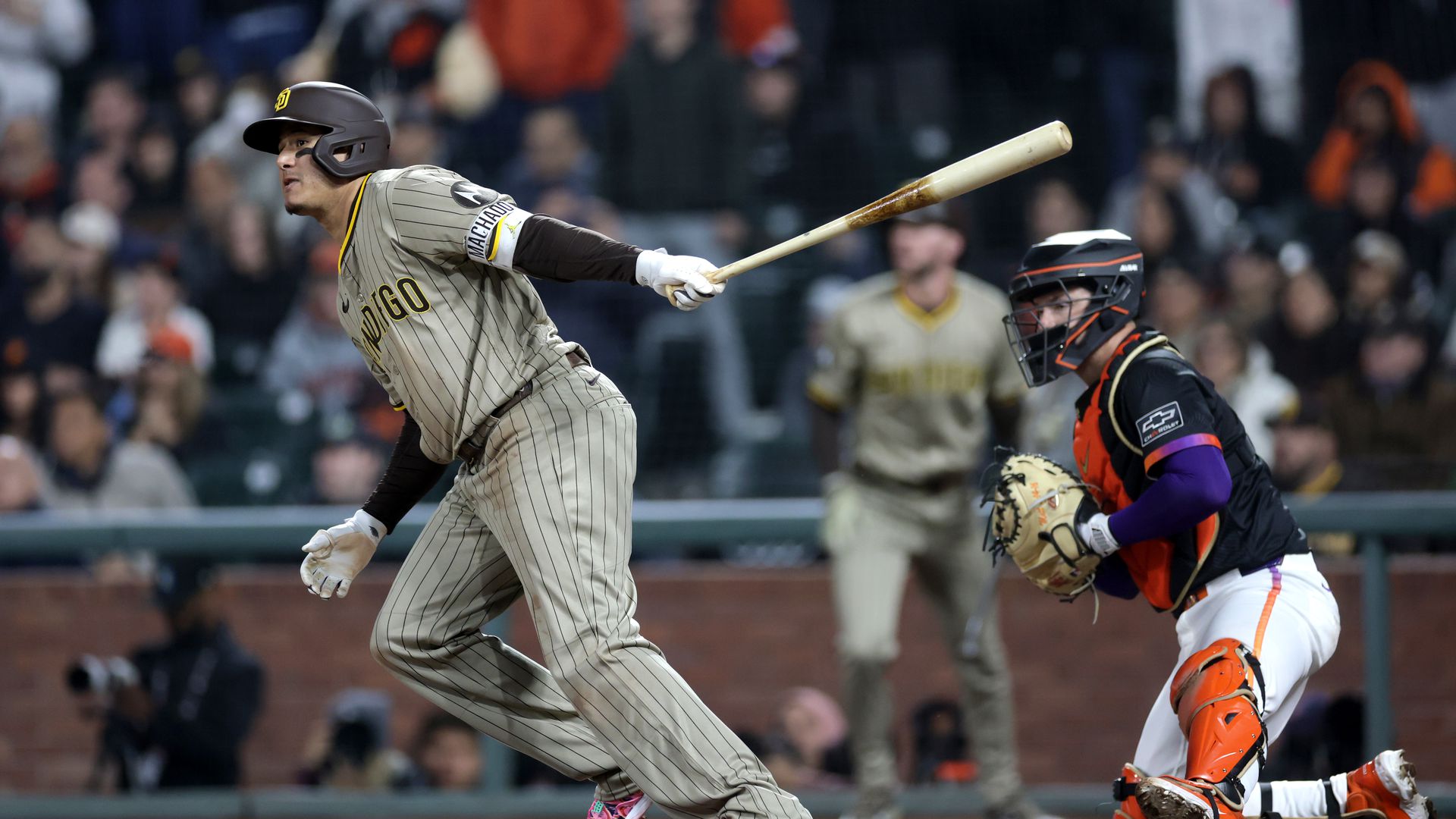 Padres rally to beat Giants in extras, 3-2