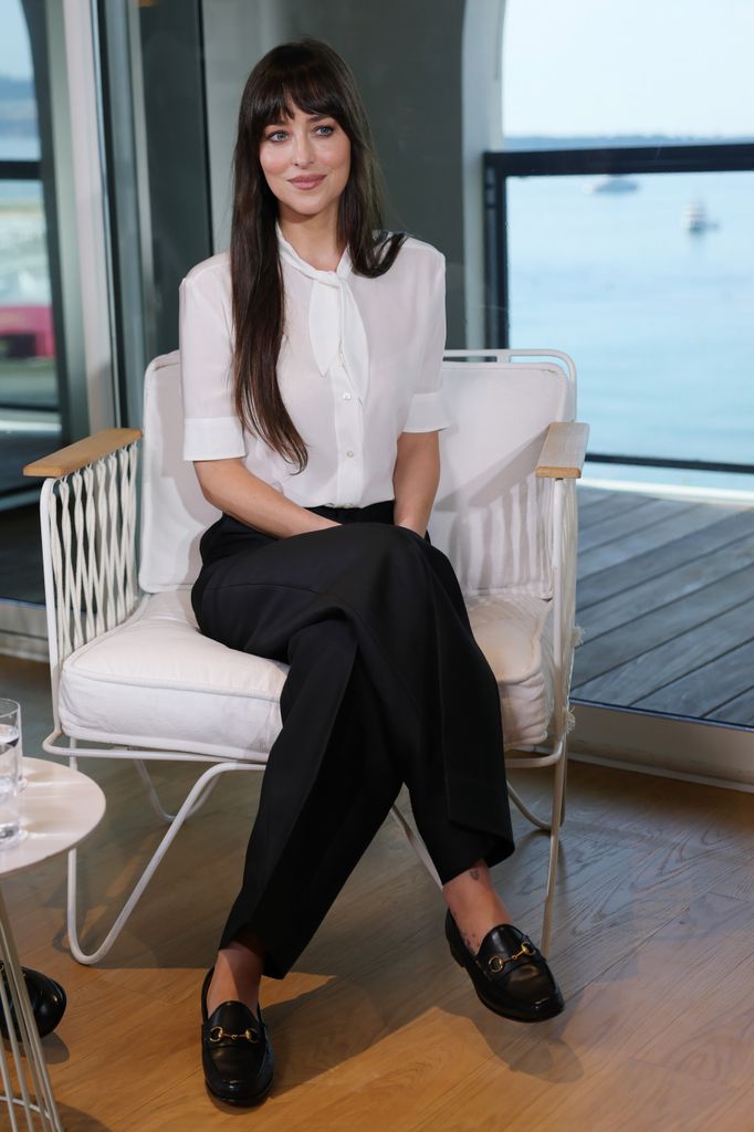 El efecto Dakota Johnson: por qué sus looks minimalistas son la nueva ...