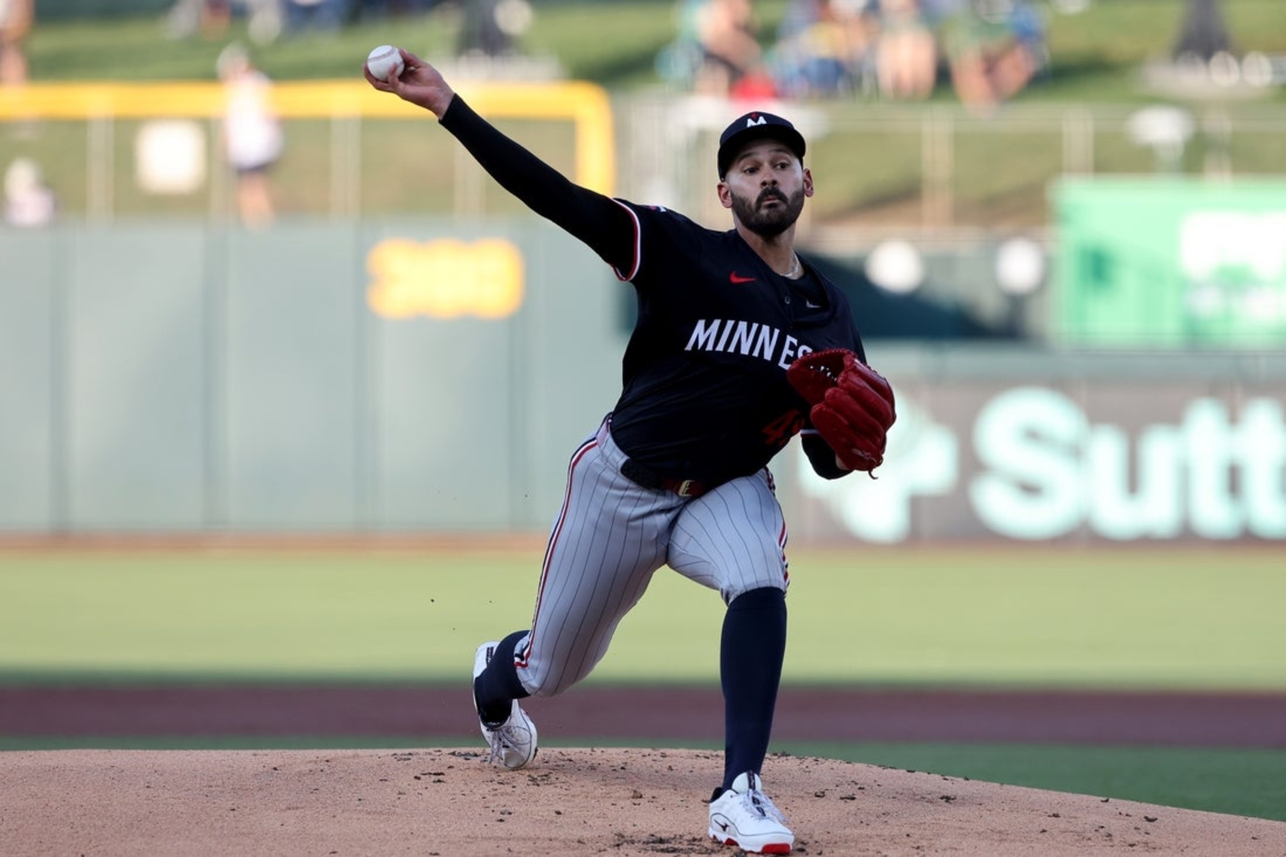 Twins' Pablo Lopez exits due to shoulder tightness