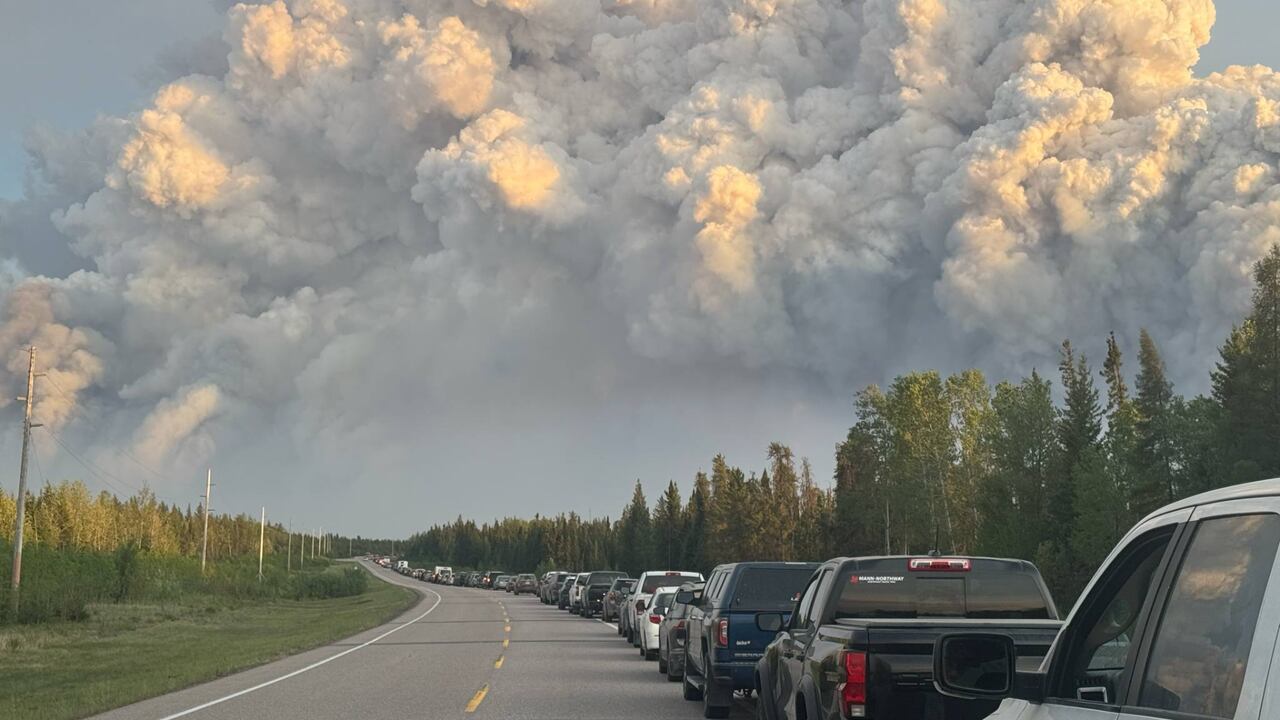 La Ronge residents flee homes as wildfires continue to burn communities