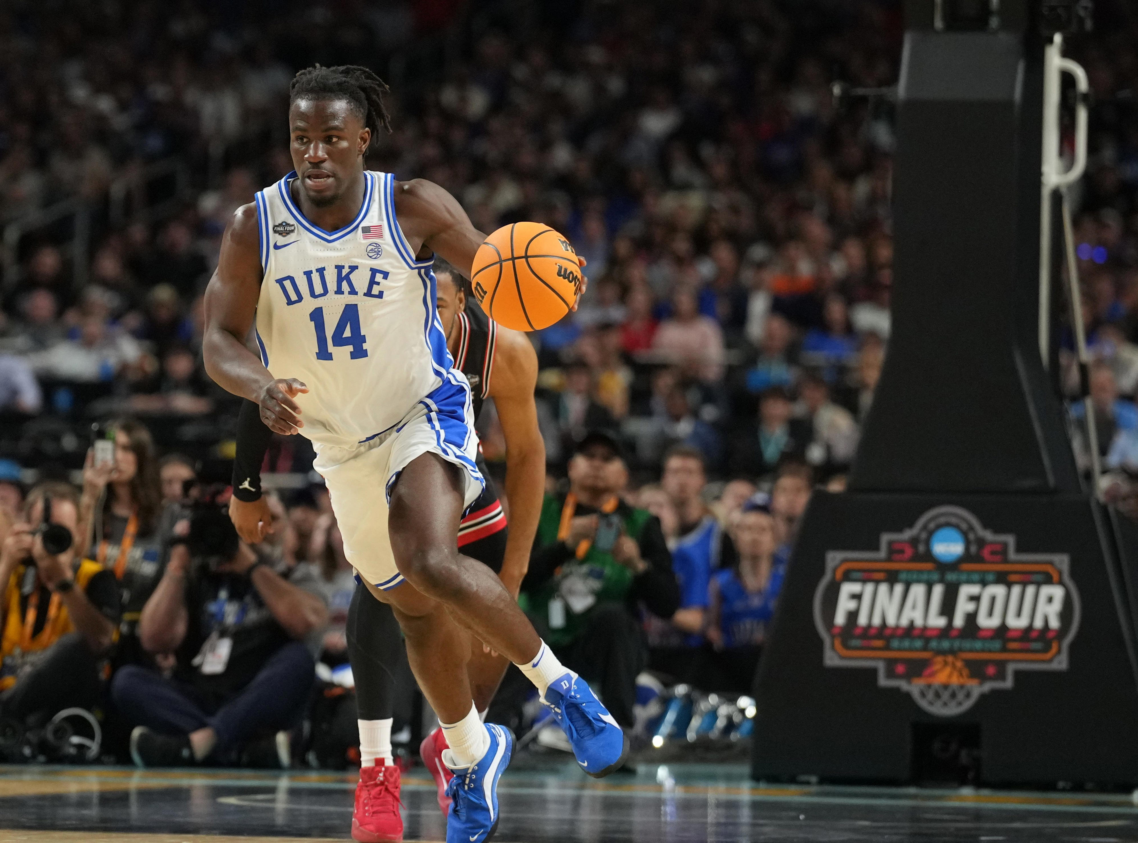 Duke basketball's Sion James handles awkward moment like pro, continues ...