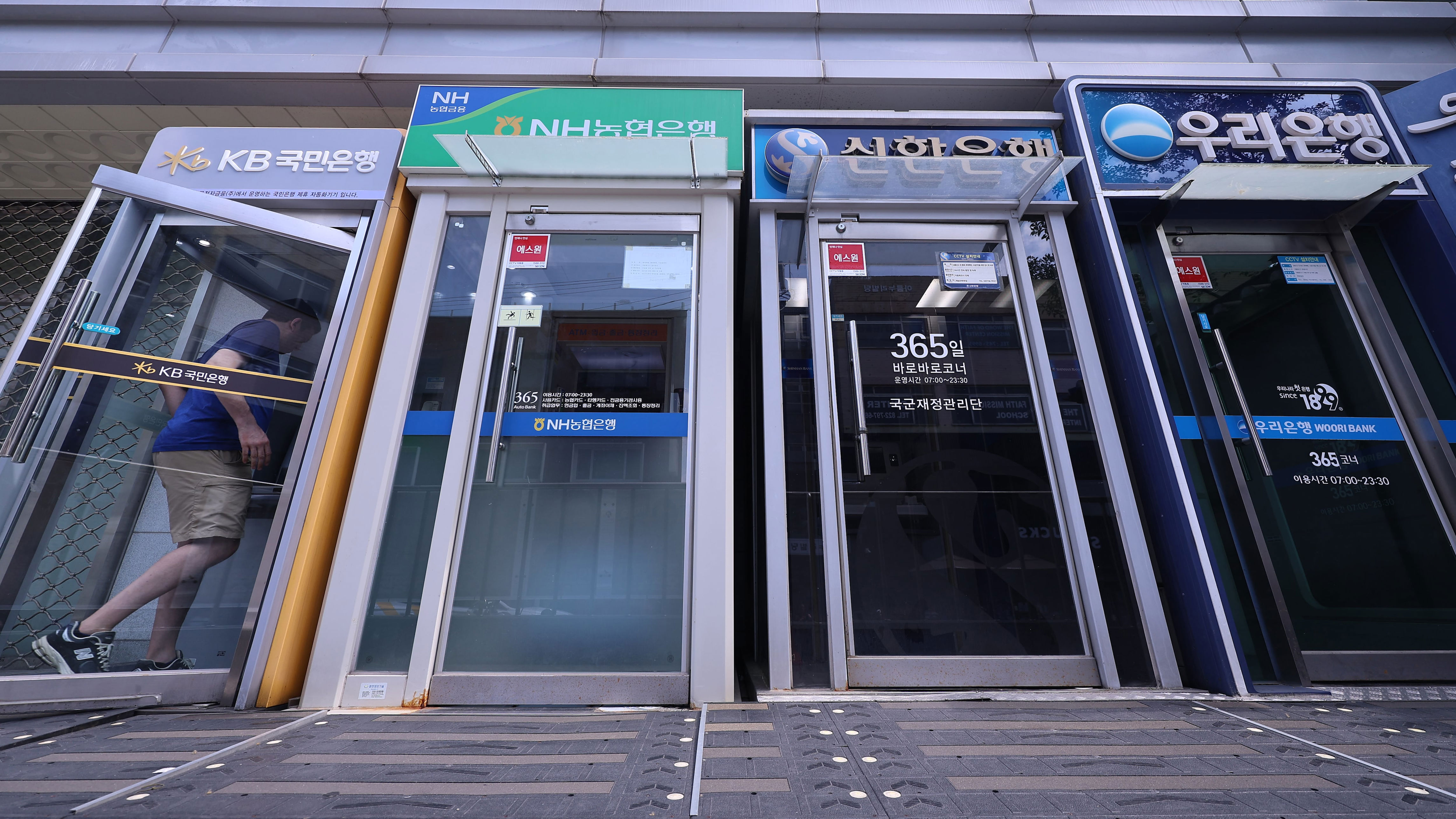 Banks raise short-term deposit rates amid 'money move' to stocks