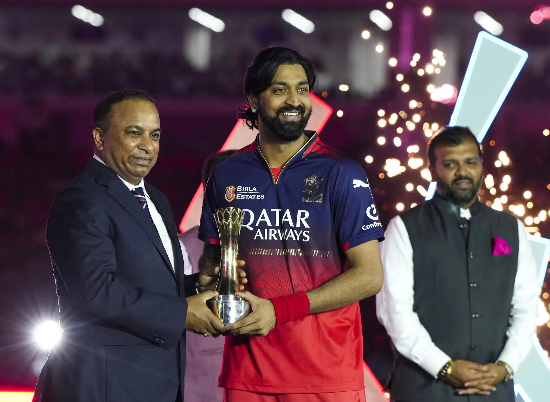 Hardik Pandya in tears as brother Krunal Pandya lifts IPL trophy with RCB