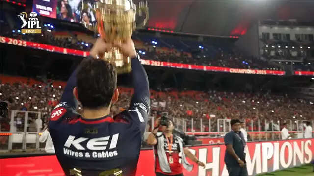 Virat Kohli carries IPL trophy to RCB faithful: 'This was loyalty ...