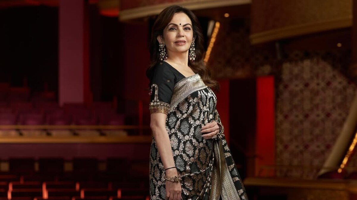 Nita Ambani Styles Shah Jahan's Kalgi Worth Rs 200 Crores As Bajubandh ...