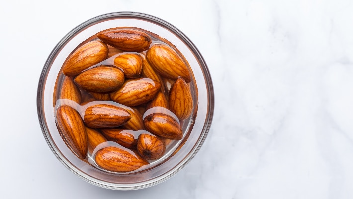 5 health benefits of eating just two almonds before bed