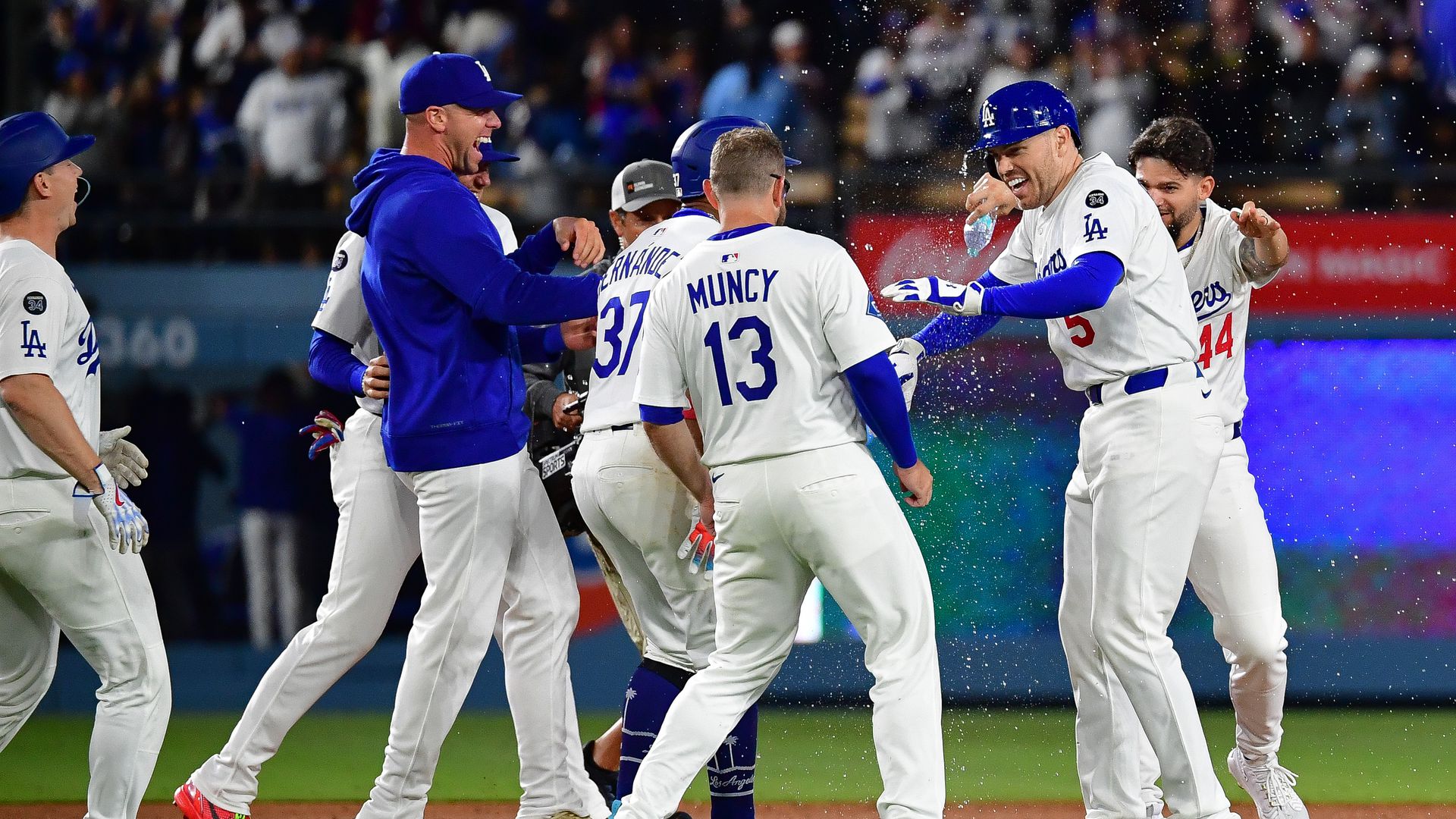 Freeman scores free runner to walk-off Mets