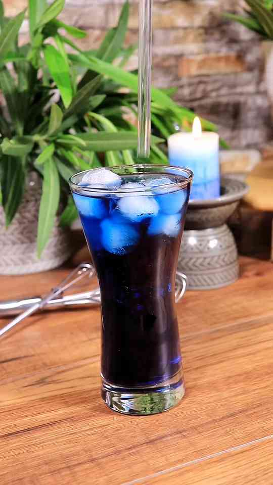 Butterfly Pea Iced Tea That Changes Color—You Need to Try This!
