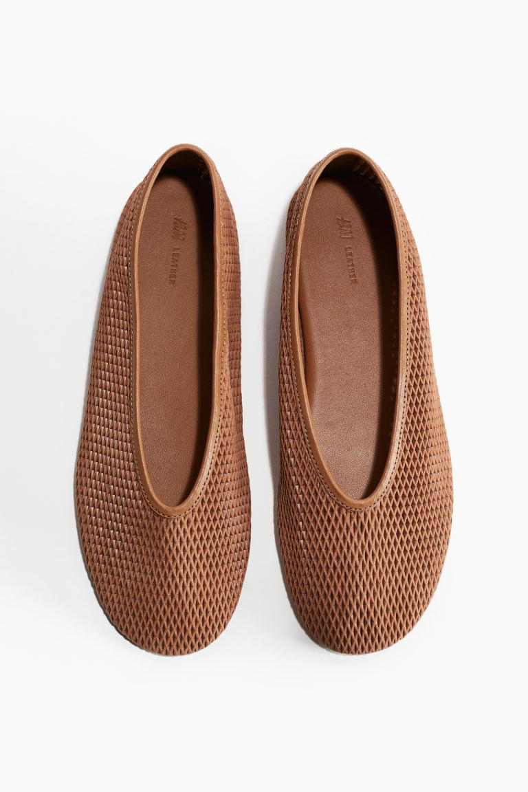 Whole-Foot Flats Are the Chic Shoe Trend Elegant Dressers Are Dedicated to Right Now