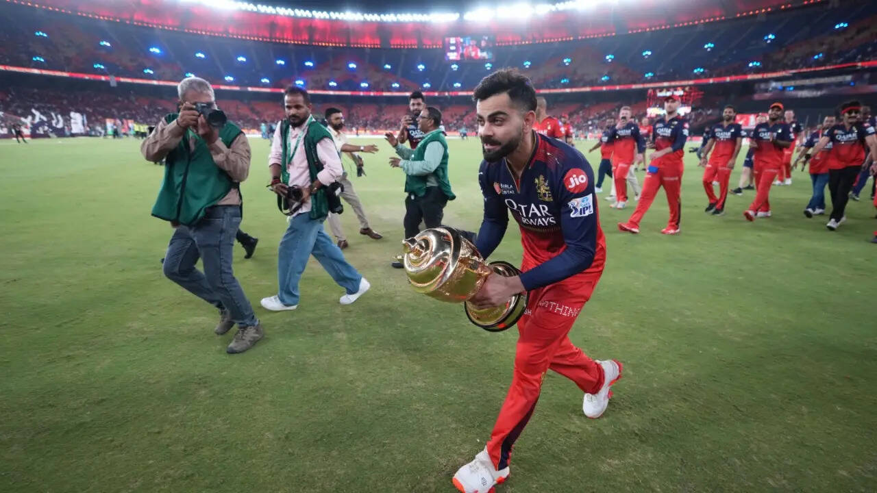 'Logo Ne Mazaak Banaya': Virat Kohli DESTROYS Trolls After RCB Lift ...