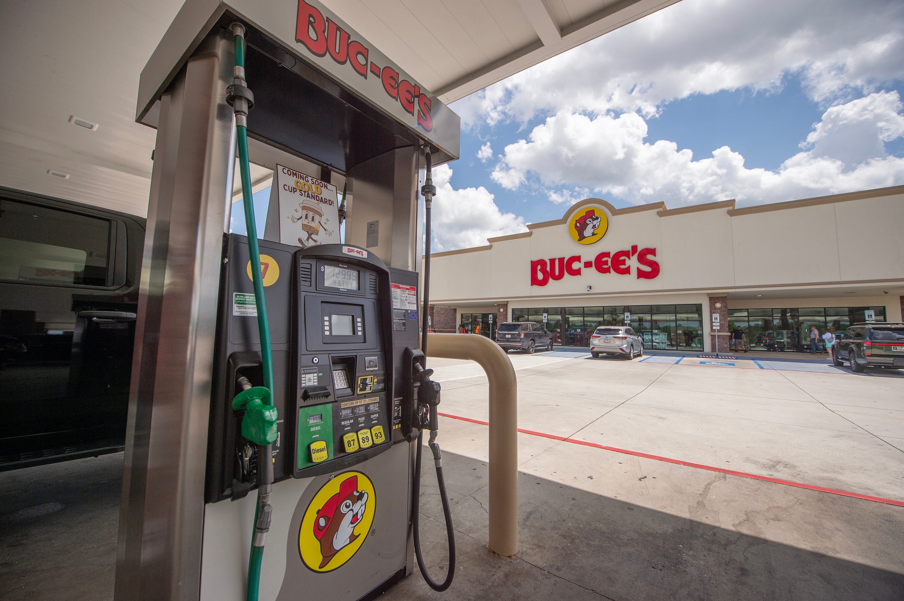 How big is the new MS Buc-ee's? When does it open? How many gas pumps ...
