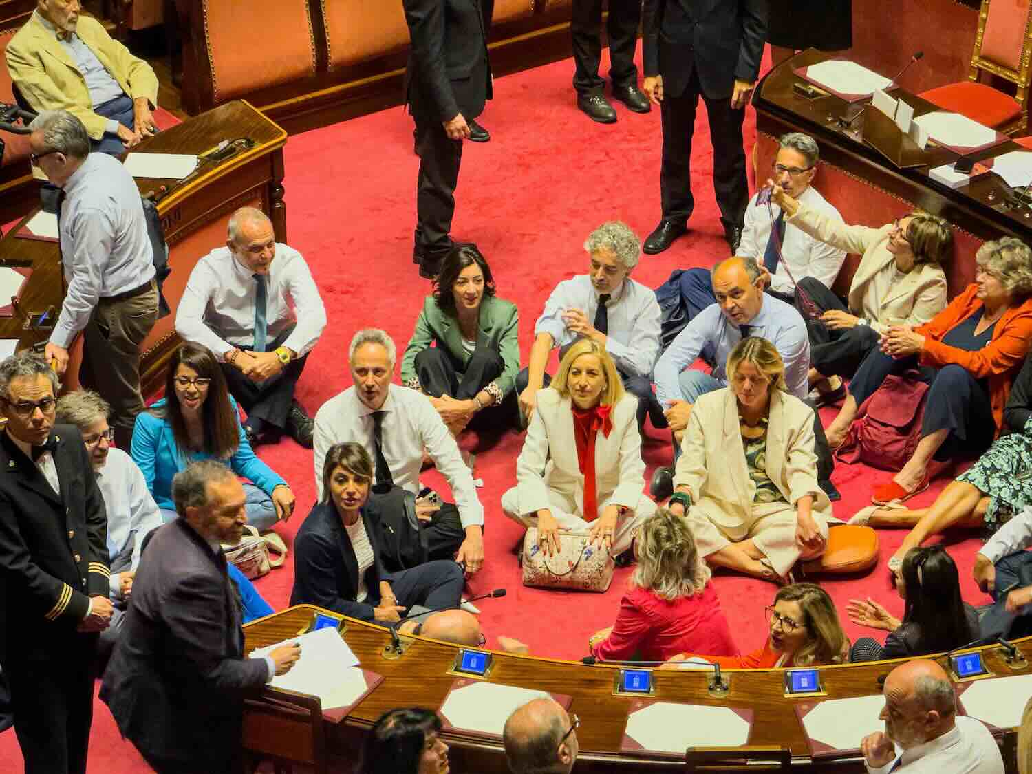 Seduti per terra davanti a La Russa contro il Decreto Sicurezza. La ...