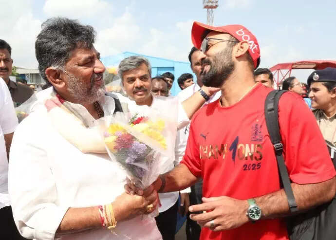 RCB IPL 2025 victory parade: Photo of Virat Kohli, DK Shivakumar ...