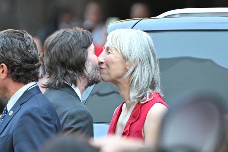 Keanu Reeves' girlfriend shows off diamond ring on wedding finger as ...