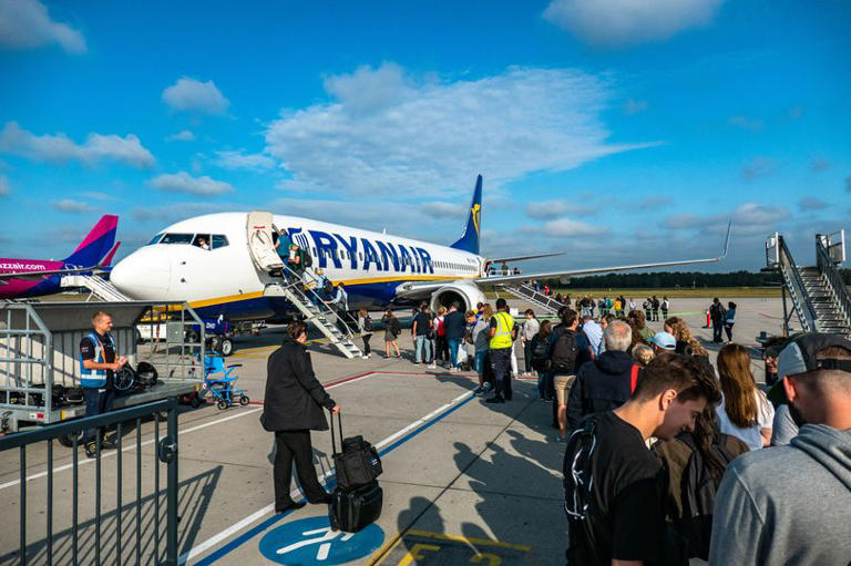 Ryanair hand luggage banned items list for 2025 as holidaymakers warned ...