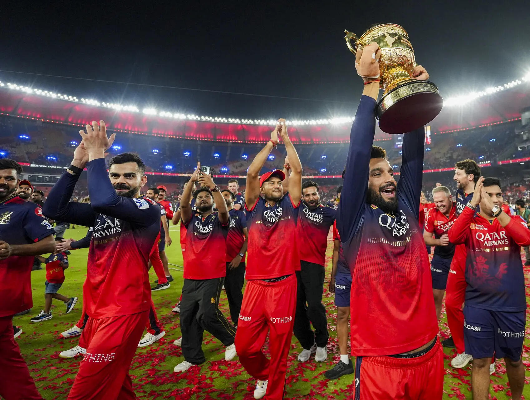 RCB fans celebrate historic IPL victory with Vijay Mallya posters in ...
