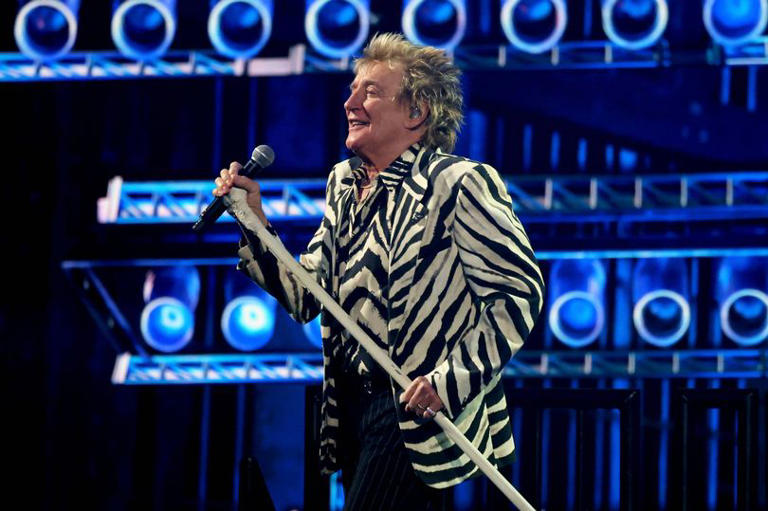 Rod Stewart issues four-word health update ahead of Glastonbury appearance