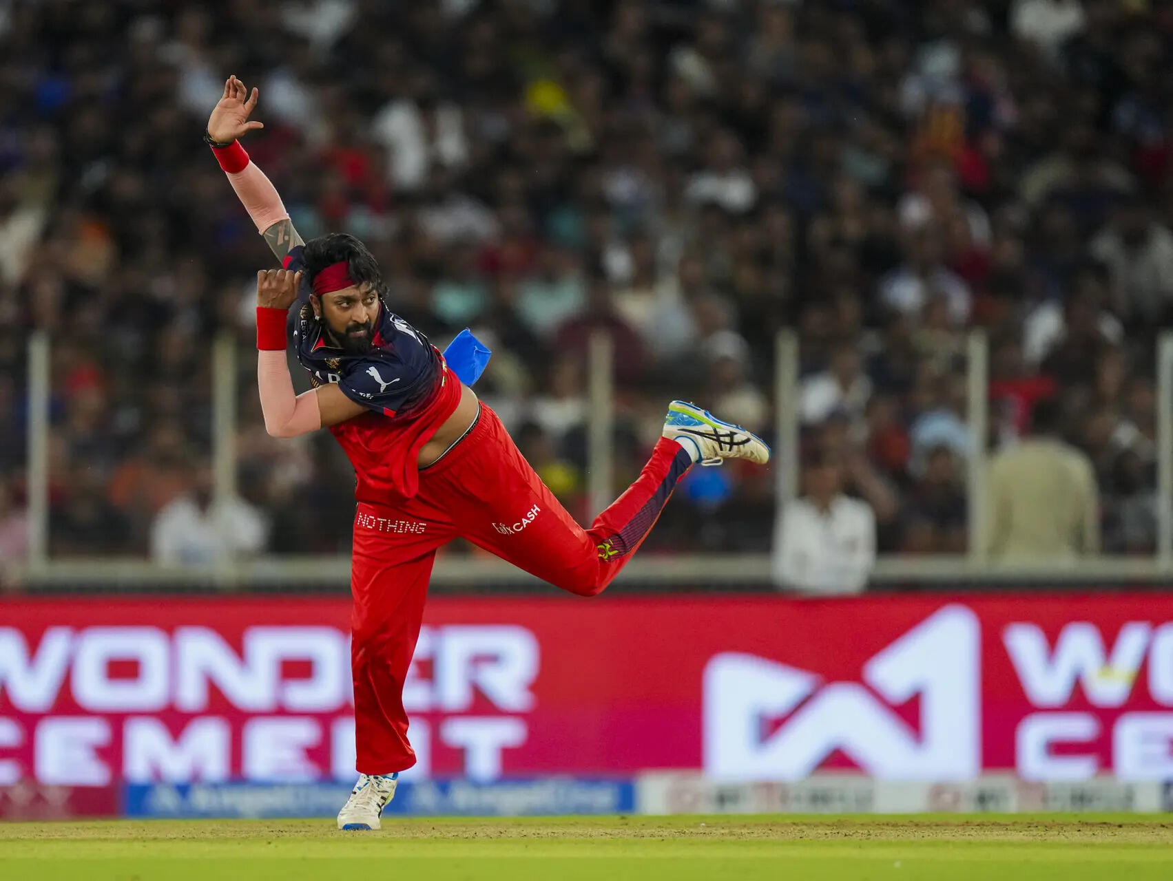Krunal Pandya strikes the Khaby pose with IPL trophy after match ...