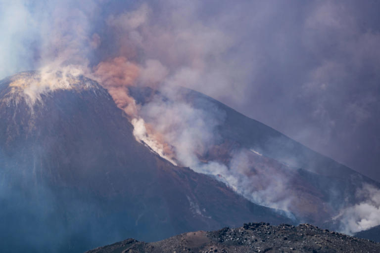 Mount Etna eruption live: Crater still smouldering after tourists flee ...
