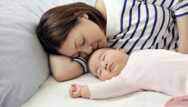 Plus dan Minus Anak-anak Biasa Tidur dengan Orangtua