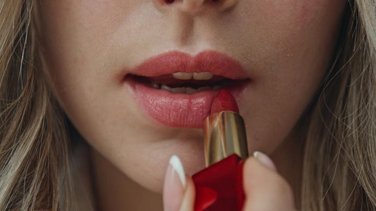 10 Rekomendasi Lip Stain Terbaik dan Tahan Lama