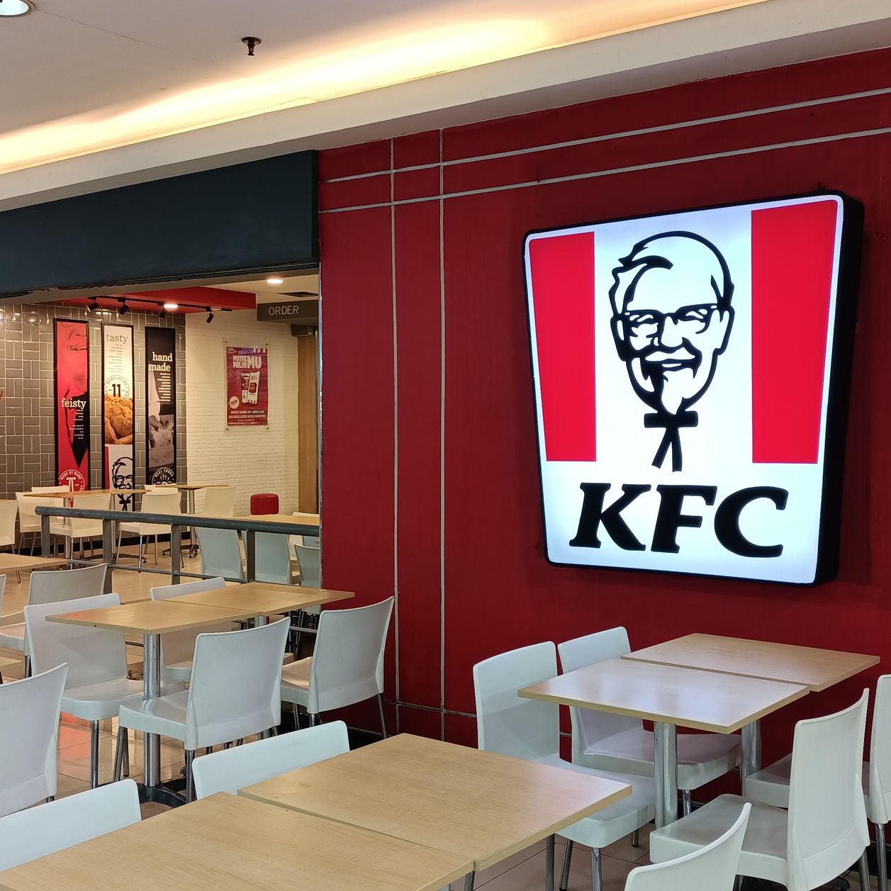 Ce menu que nous aimons tant est enfin de retour chez KFC et il coûte ...