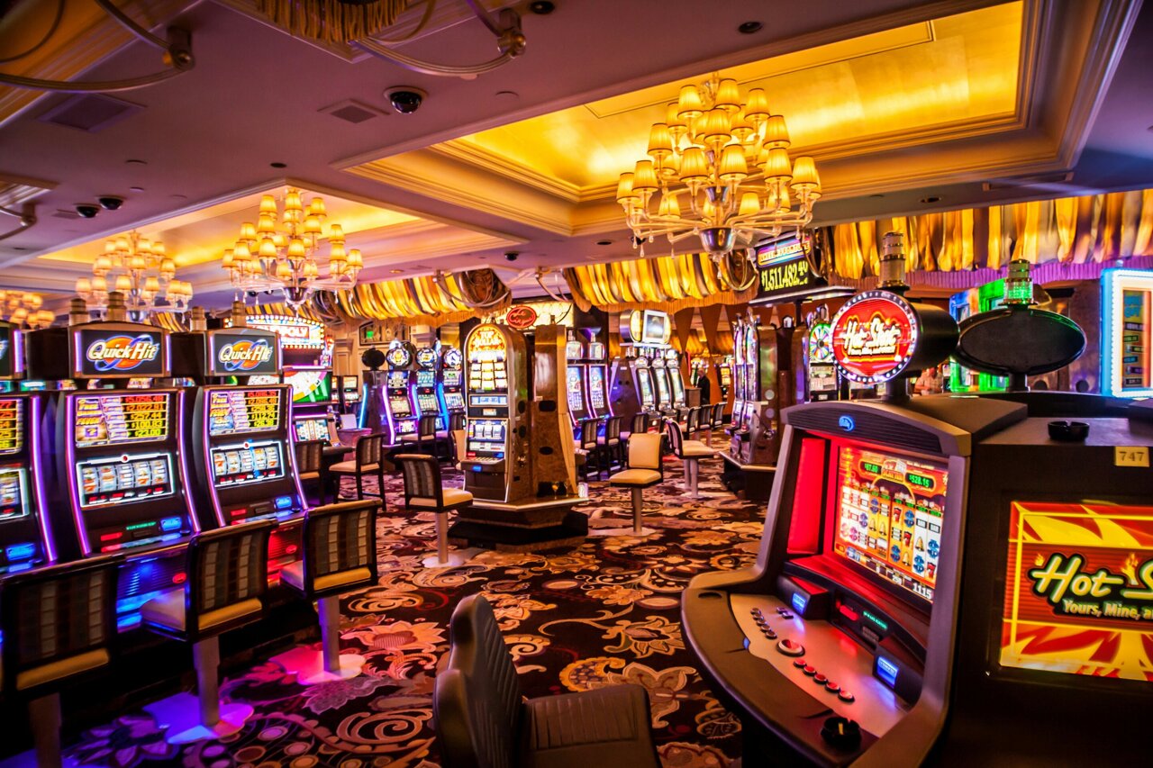 Blue-enriched light may increase risk-taking in gambling by reducing ...