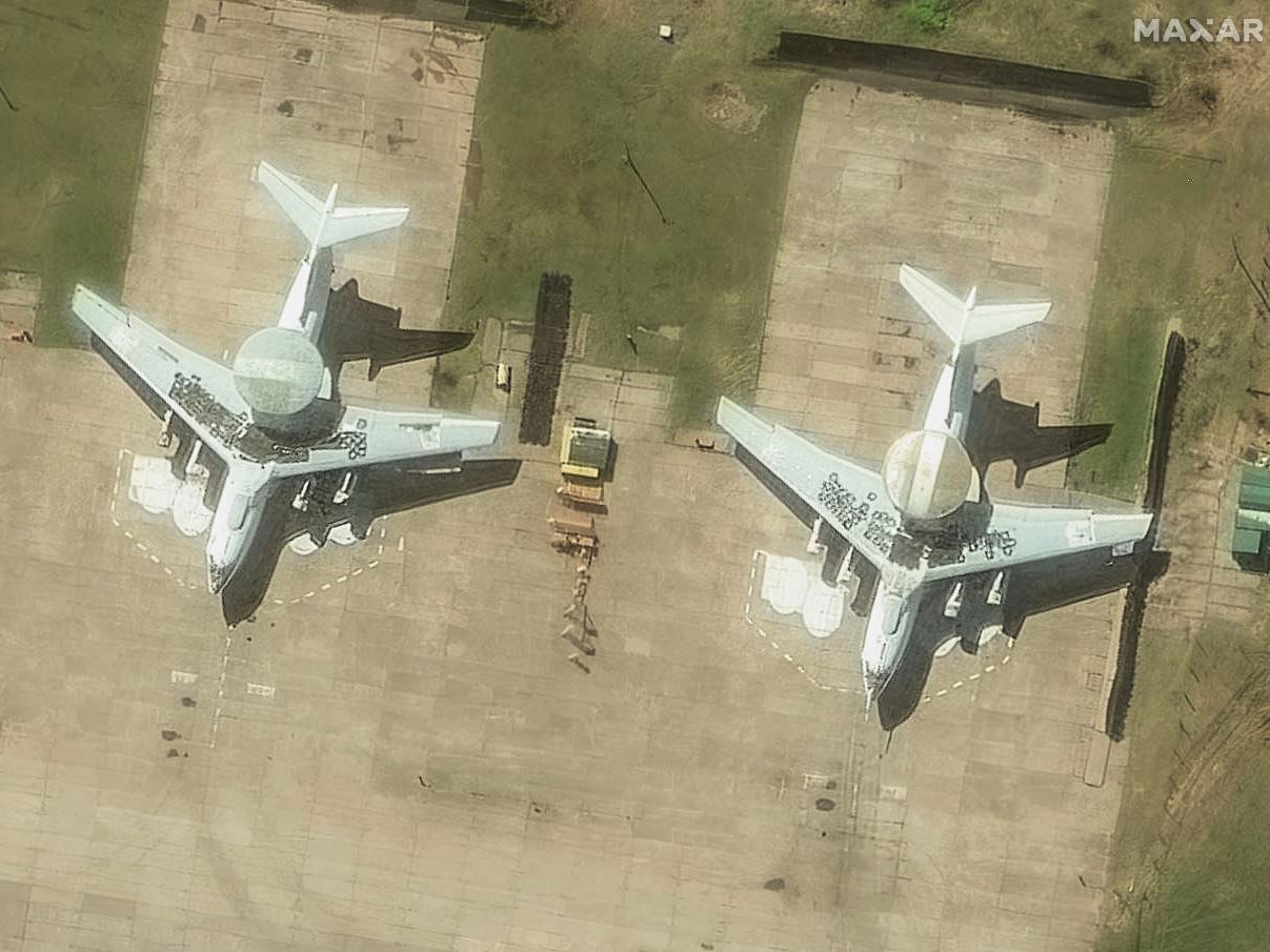 Satellite images show the unusual tire tactic and fake decoy aircraft ...