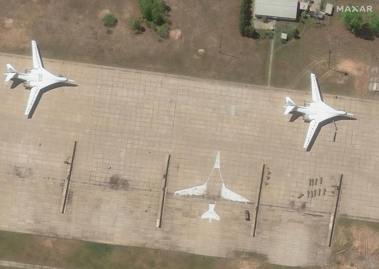 Satellite images show the unusual tire tactic and fake decoy aircraft ...