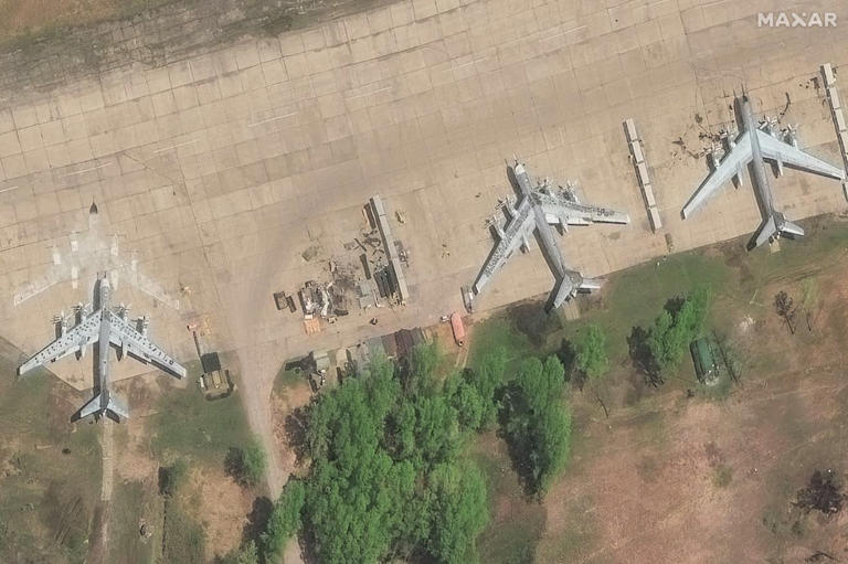 Satellite images show the unusual tire tactic and fake decoy aircraft ...