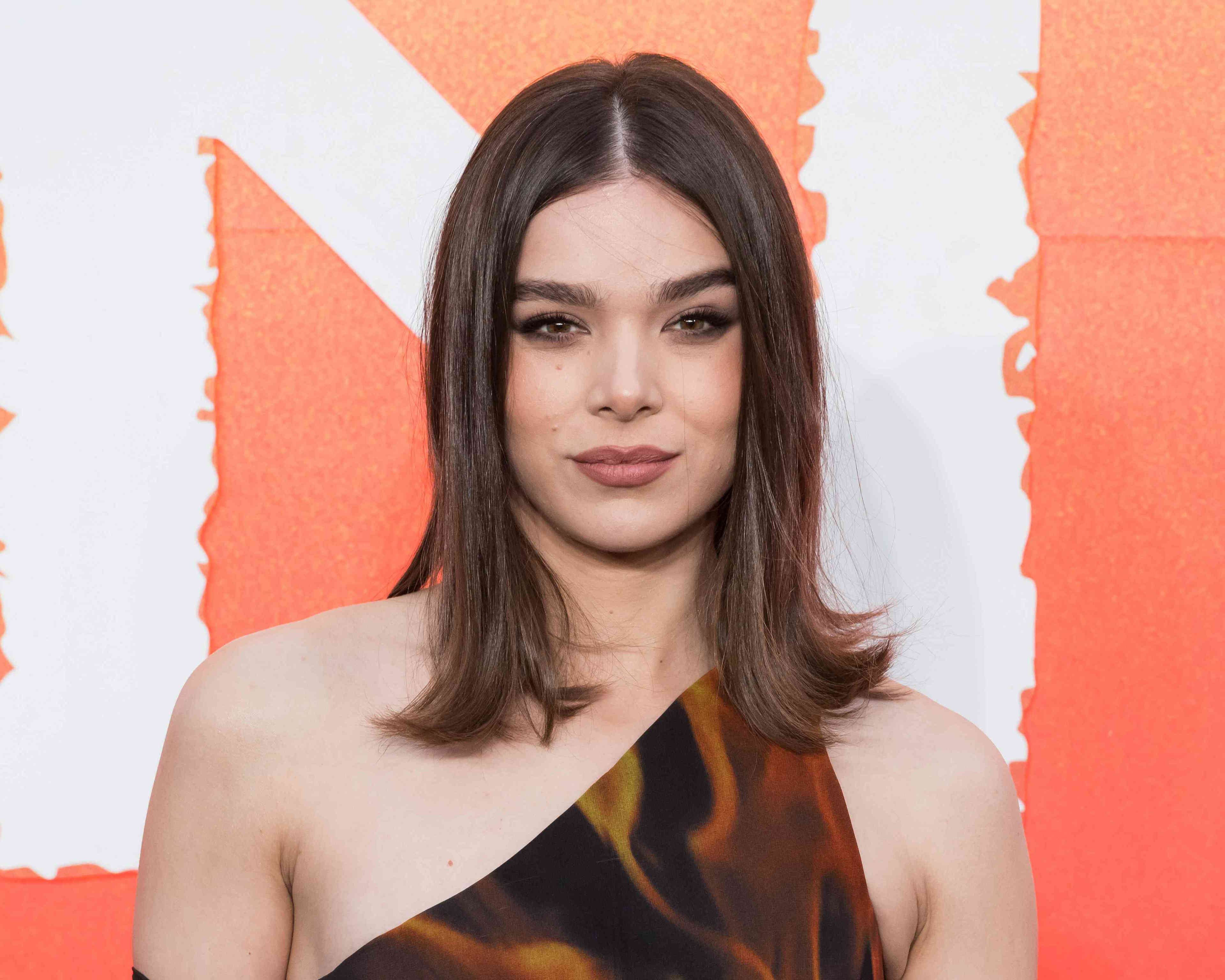 All About Hailee Steinfeld's 4-Carat Diamond Engagement Ring (And ...